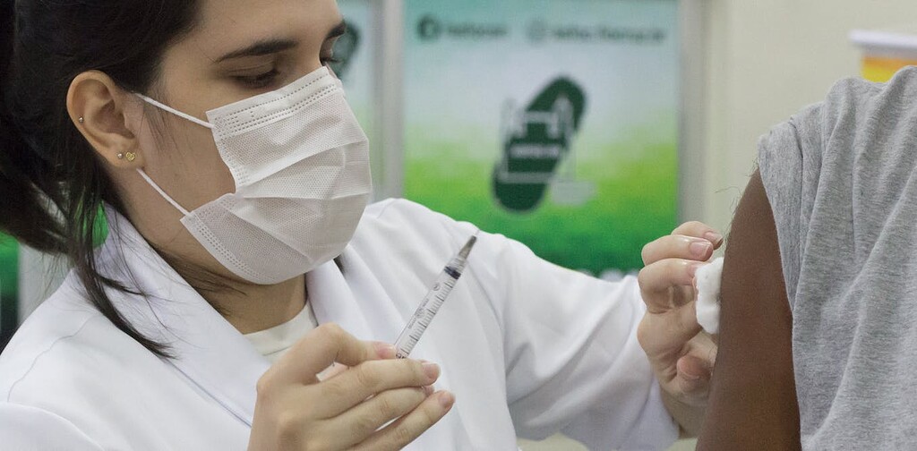 Analyse : Faut-il un nouveau vaccin contre le Covid-19 ou immuniser ...